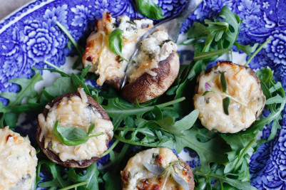 Parmesan och basilikafyllda champinjoner | Lesscarbs.se